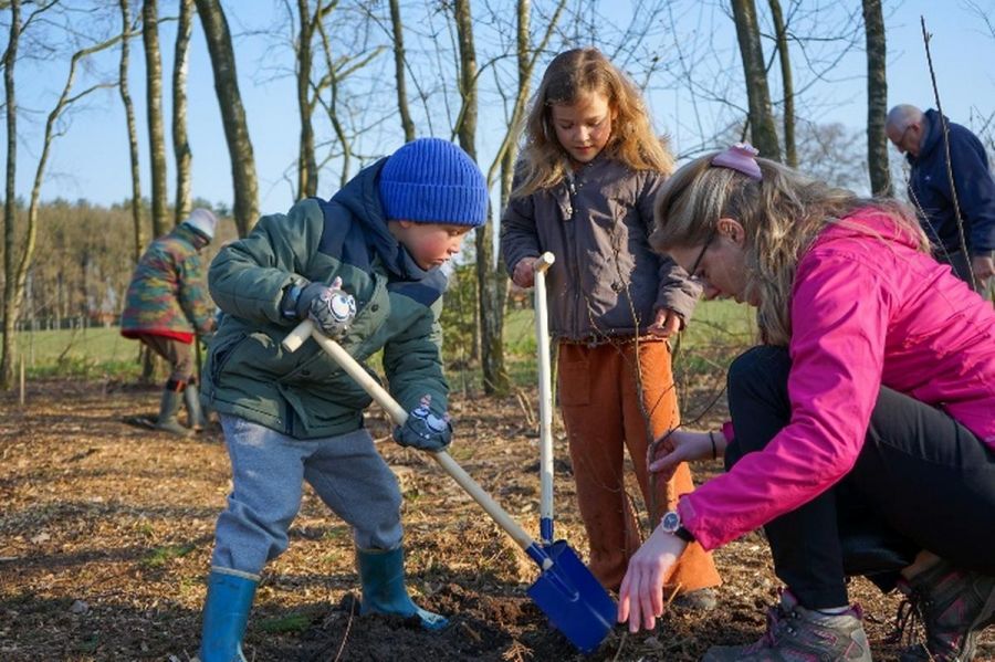 De kleuters van Spelewei planten een nieuw bos aan in Hodonk (Retie) | KOBArT kleuterscholen ...