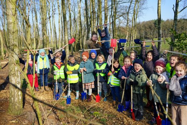 De kleuters van Spelewei planten een nieuw bos aan in Hodonk (Retie) | KOBArT kleuterscholen ...